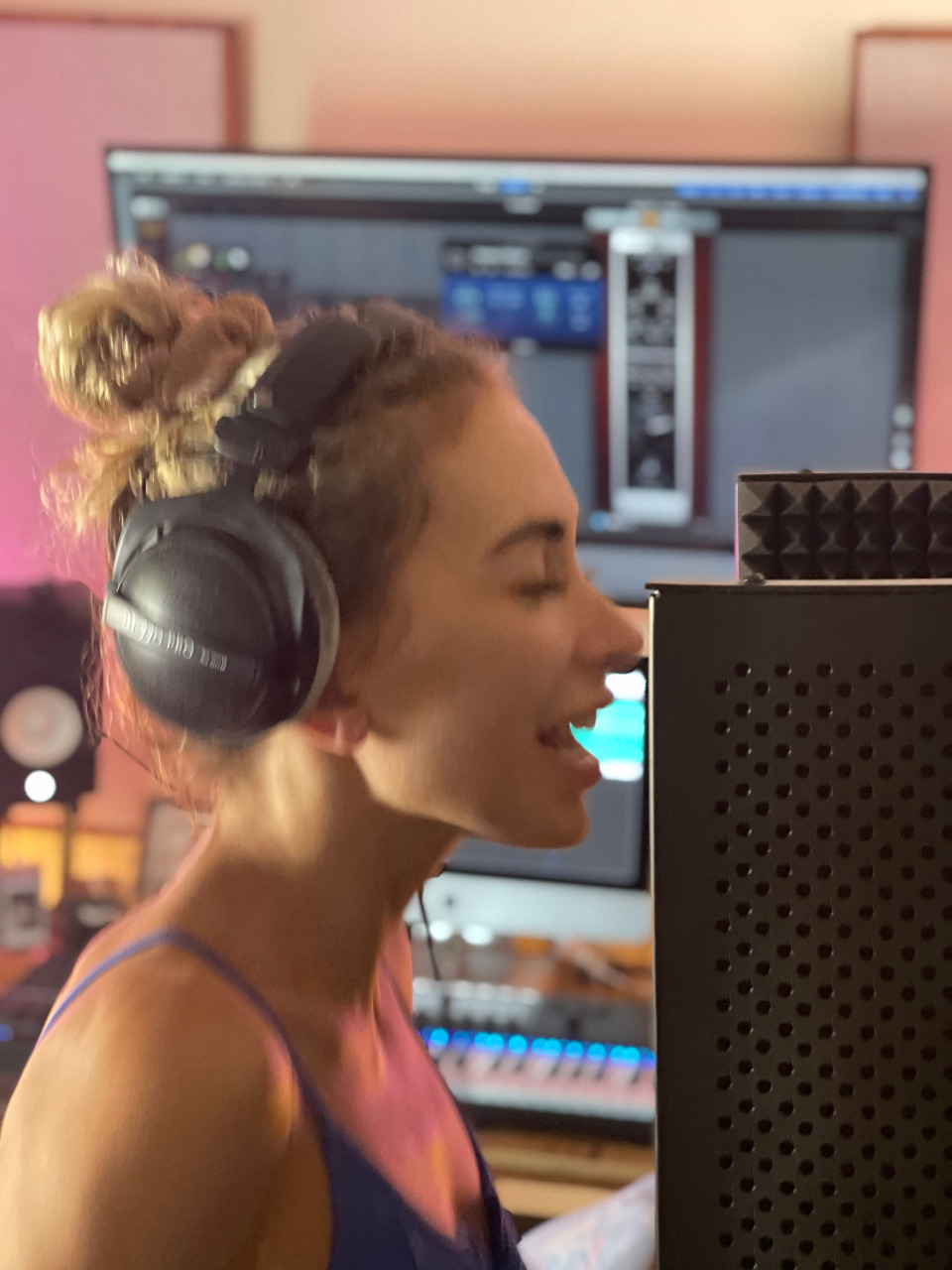 Singer Ana Kiri Releases Her EP “Dreaming”